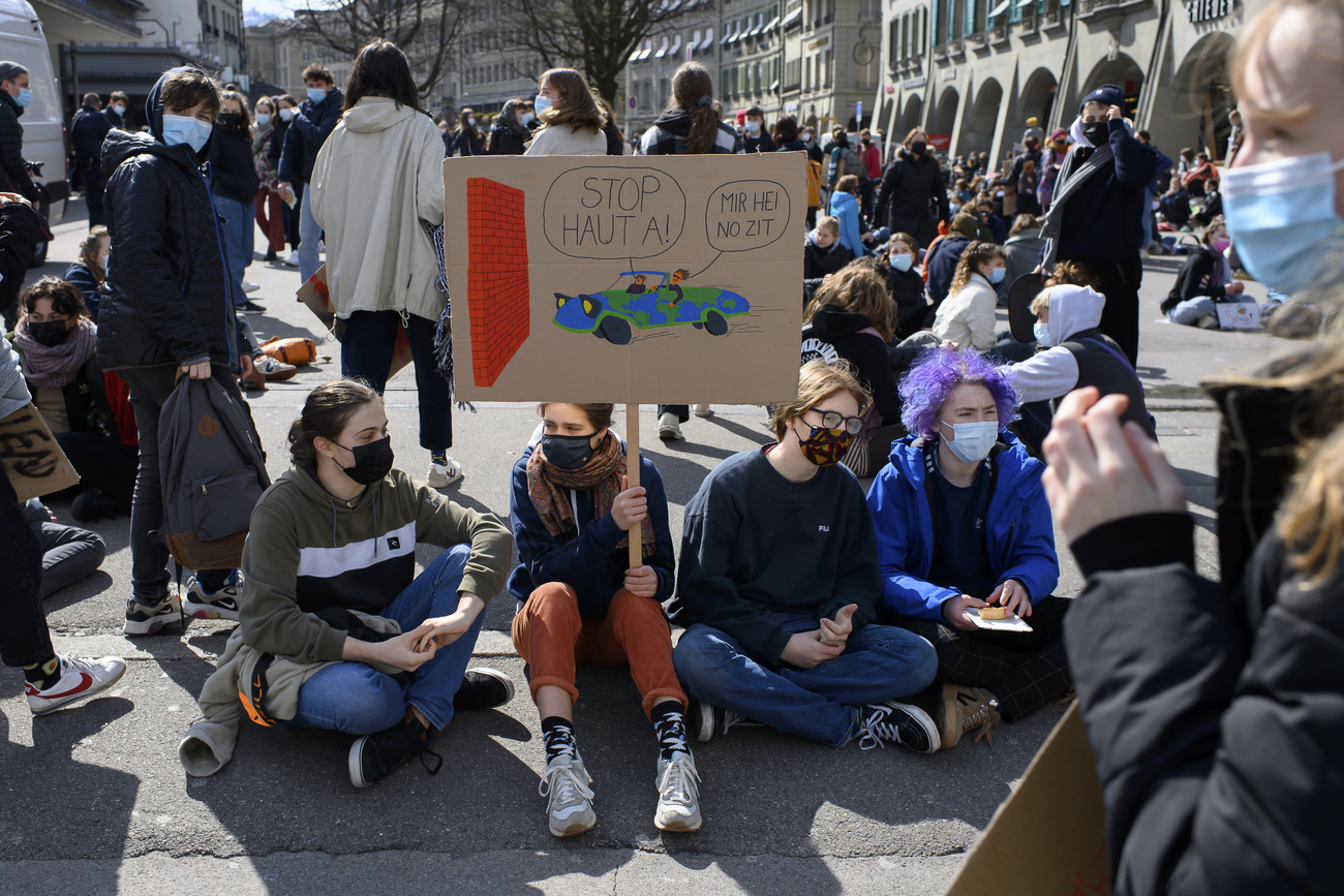 Climate activists protest across Switzerland - SWI swissinfo.ch