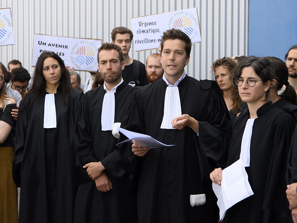 Les 30 activistes du climat condamnés par la justice fribourgeoise ...