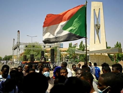 الشرطة تطلق الغاز المسيل للدموع على محتجين هتفوا باسقاط رئيس الوزراء