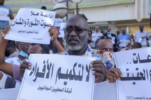 الشرطة السودانية تطلق الغاز المسيل للدموع لتفريق تظاهرات في الخرطوم قرب