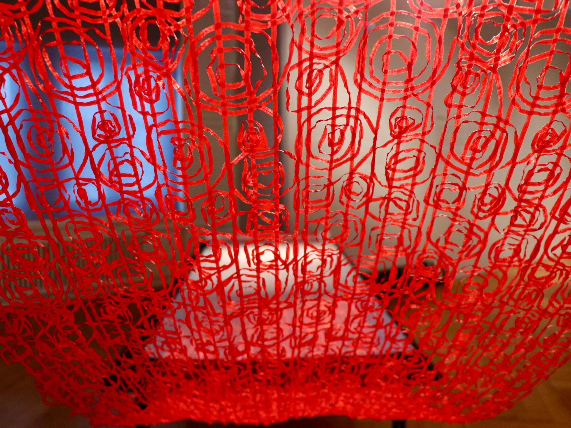 Rote Spitze aus Abfallmaterialien: Die Welt der japanischen Designerin ...