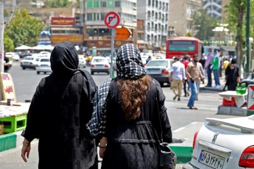 تفريق محتجين بالغاز المسيل للدموع إثر وفاة إيرانية احتجزتها شرطة