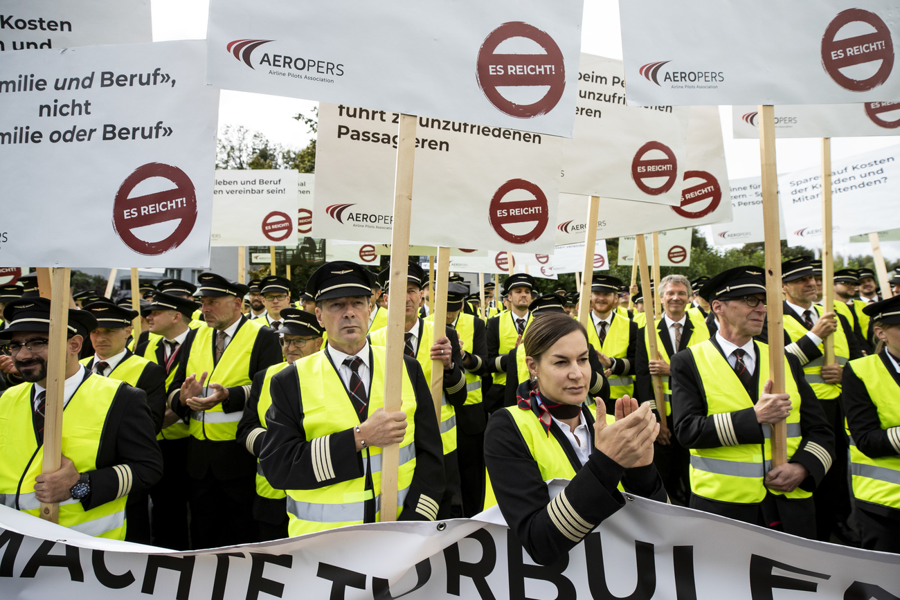 SWISS pilots march for better working conditions - SWI swissinfo.ch