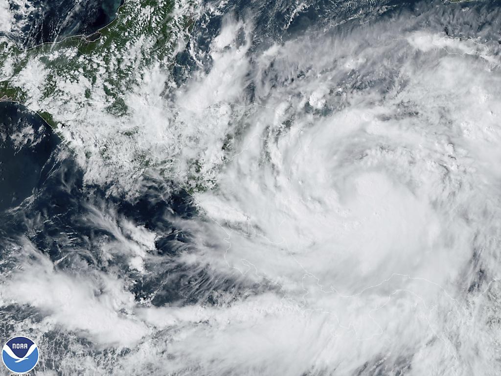 L'ouragan touche terre à près de 140 km/h - SWI swissinfo.ch