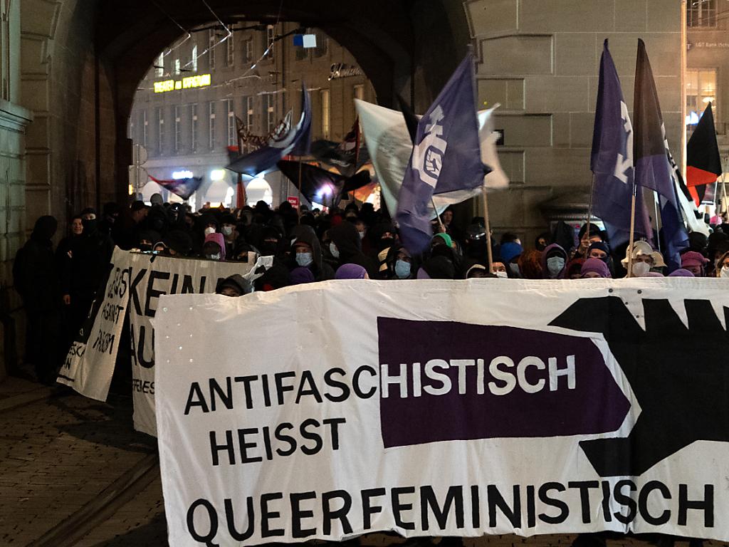 Erster Antifa-Spaziergang seit mehreren Jahren in Bern - SWI swissinfo.ch