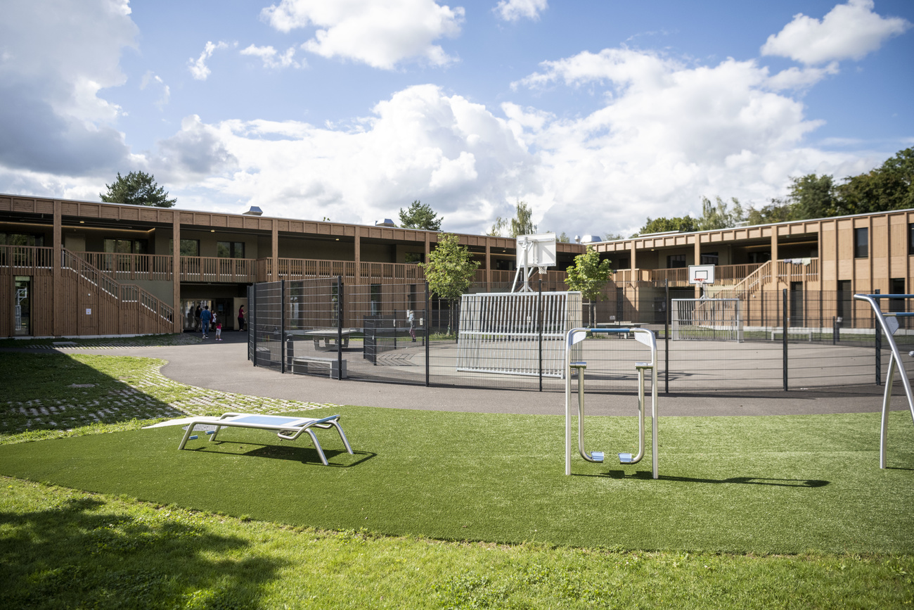 Swiss refugee centres reach bursting point - SWI swissinfo.ch