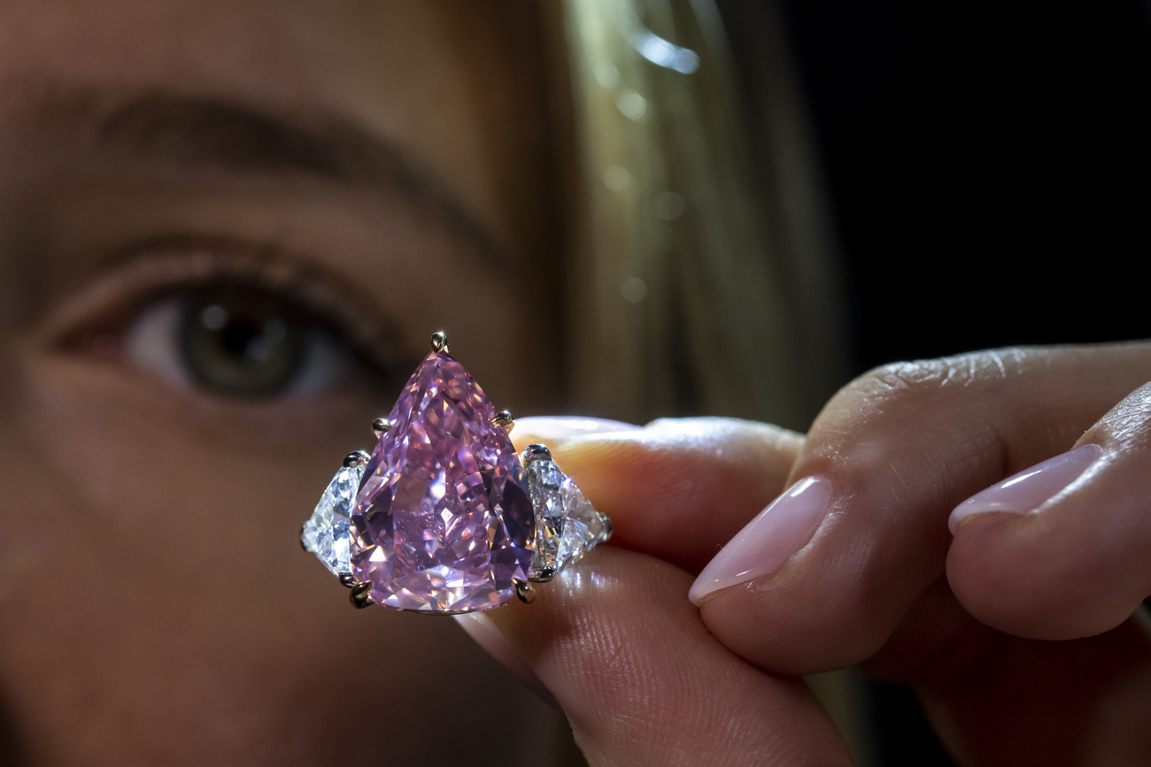 Vivid pink diamond auctioned for CHF28.4 million - SWI swissinfo.ch