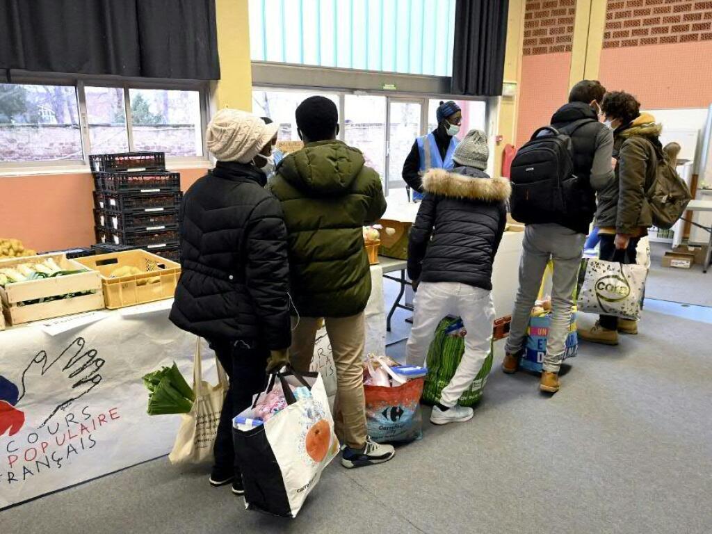 Les files d'attente s'allongent aux distributions alimentaires - SWI ...