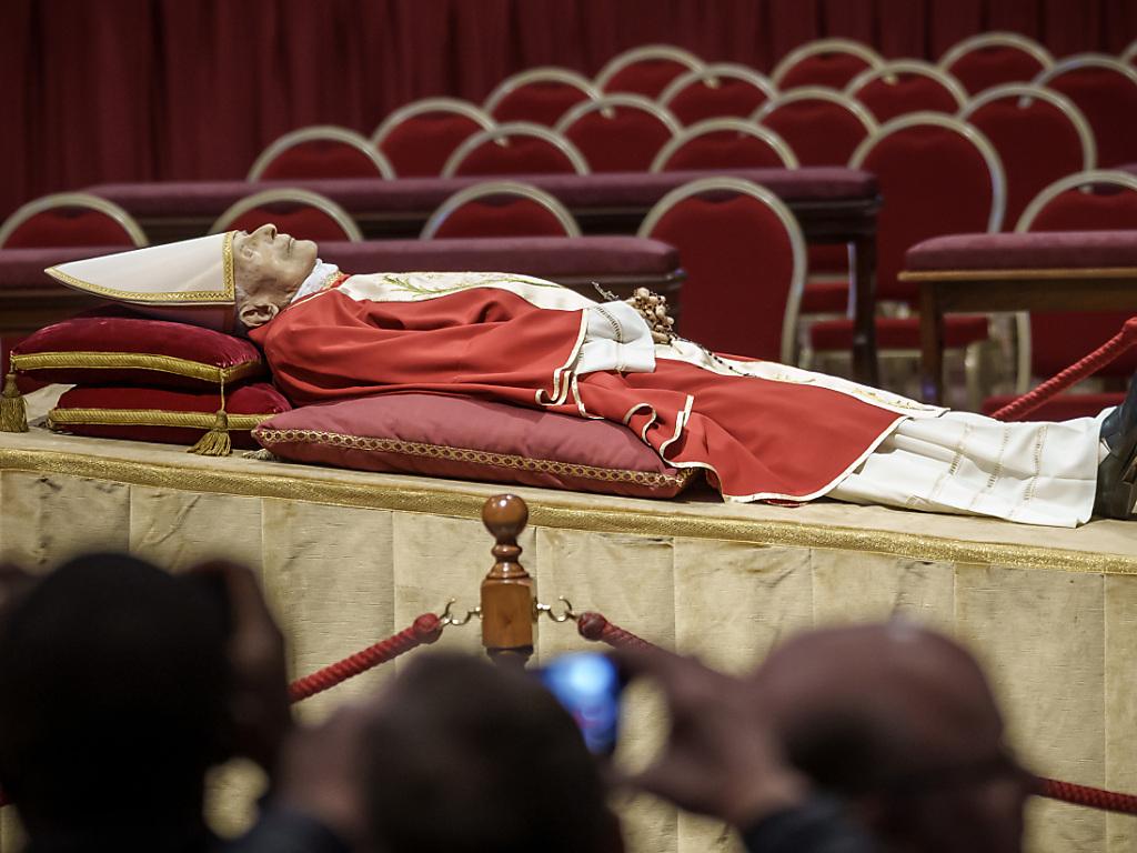 Papst Benedikt XVI. im Petersdom aufgebahrt - SWI swissinfo.ch
