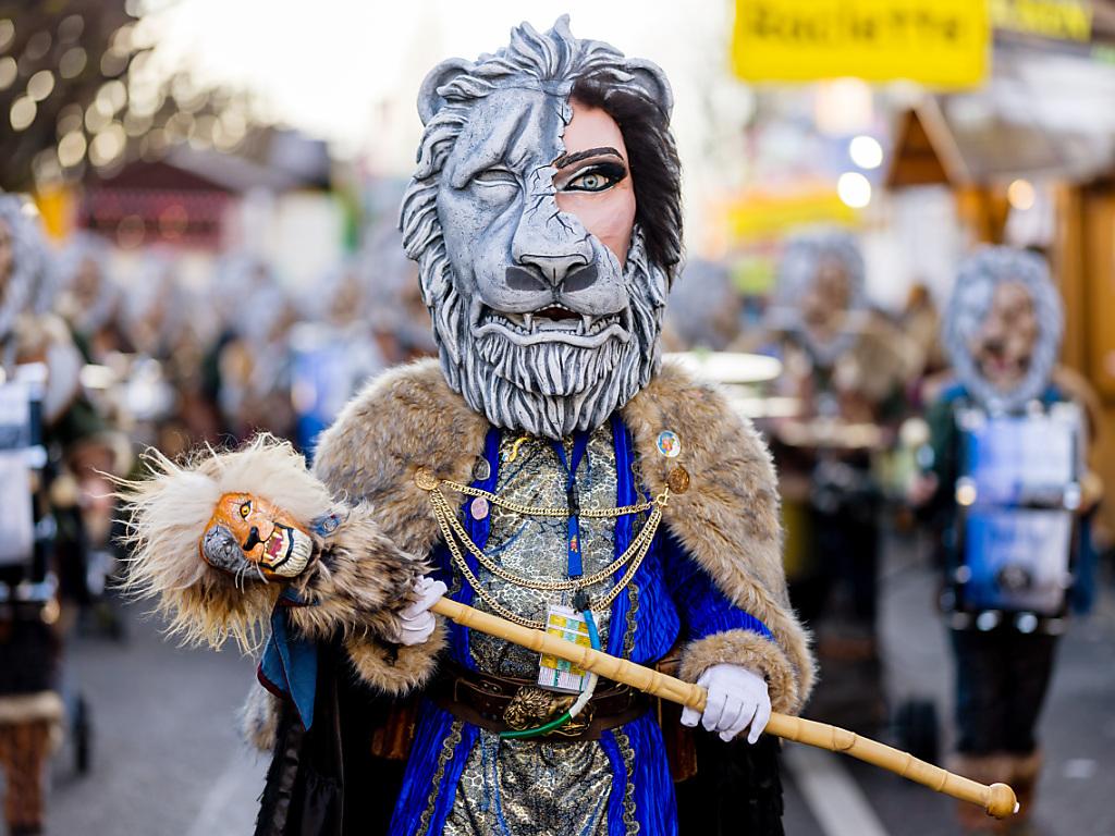 Erster Luzerner Fasnachtsumzug zieht laut durch die Stadt - SWI ...