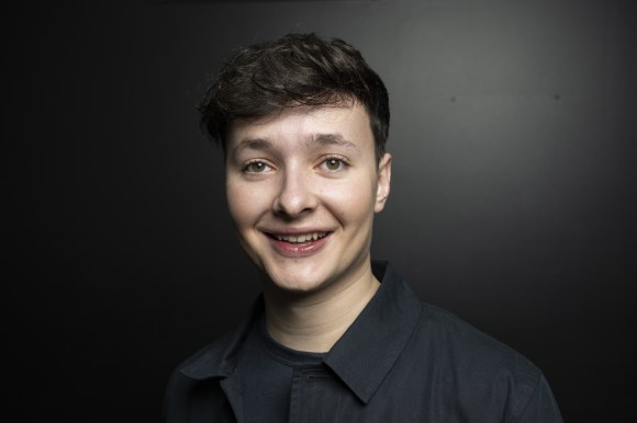 Switzerland makes it through to Eurovision final - SWI swissinfo.ch