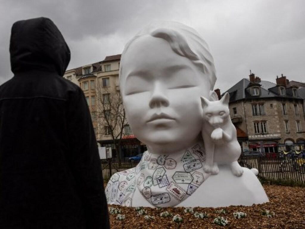 Besançon inaugure une statue géante en hommage à Colette - SWI swissinfo.ch