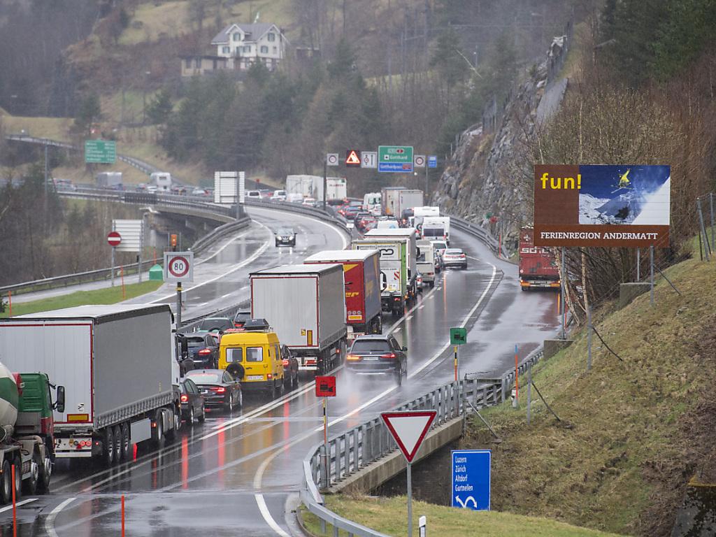 Zehn Kilometer Stau vor dem Gotthard-Strassentunnel - SWI swissinfo.ch