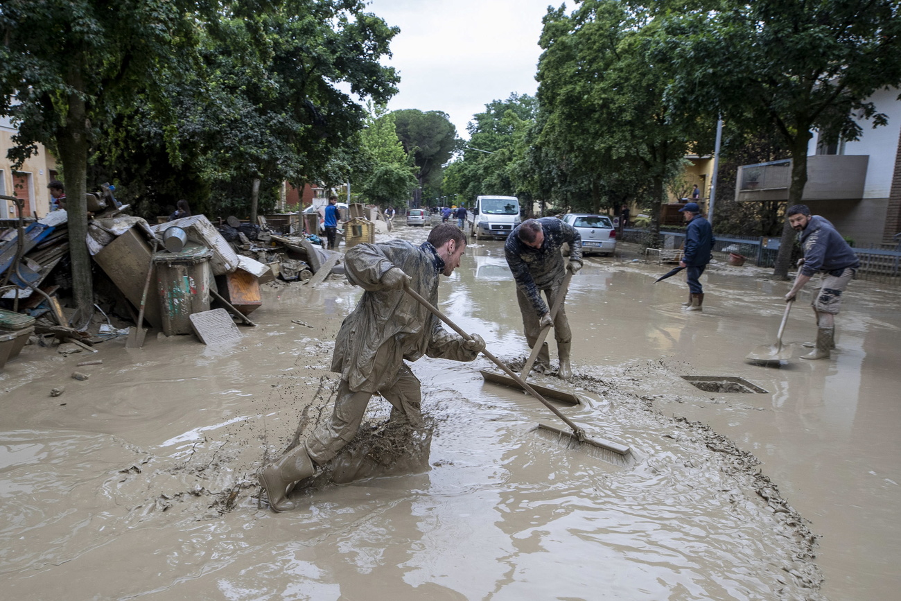 Swiss Volunteers Mobilise To Help Flood Victims In Italy Swi Swissinfo Ch