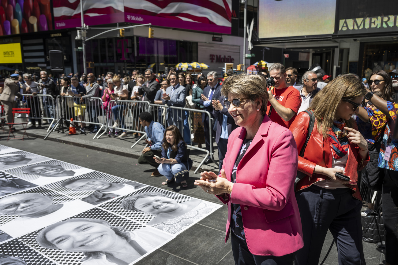 Swiss minister unveils portrait on Times Square in peacekeeping ...