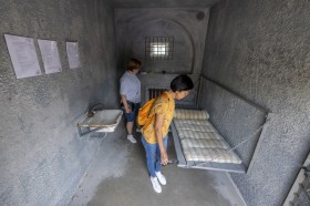 Replica of Alexei Navalny’s cell installed in Geneva - SWI swissinfo.ch