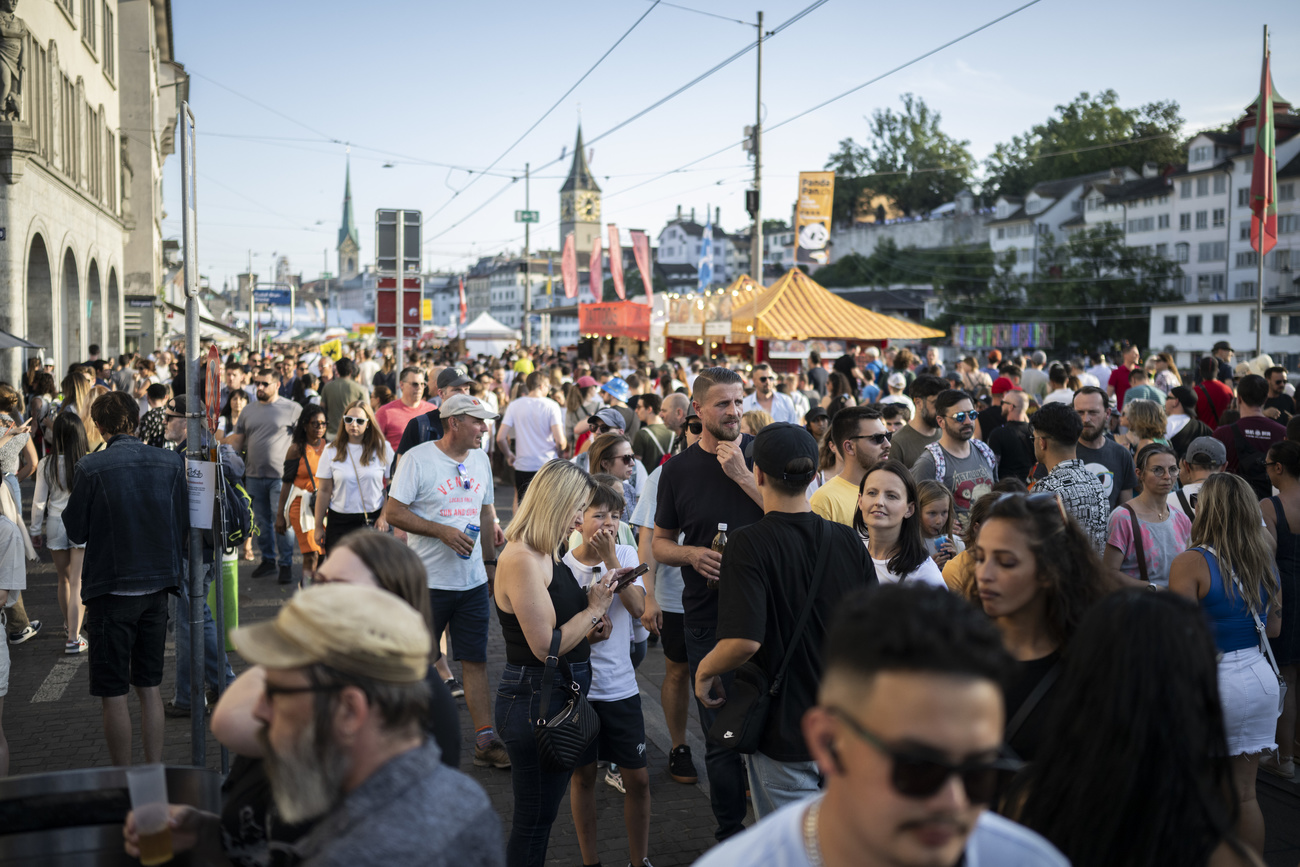 Two million people flock to three-day Zurich festival - SWI swissinfo.ch