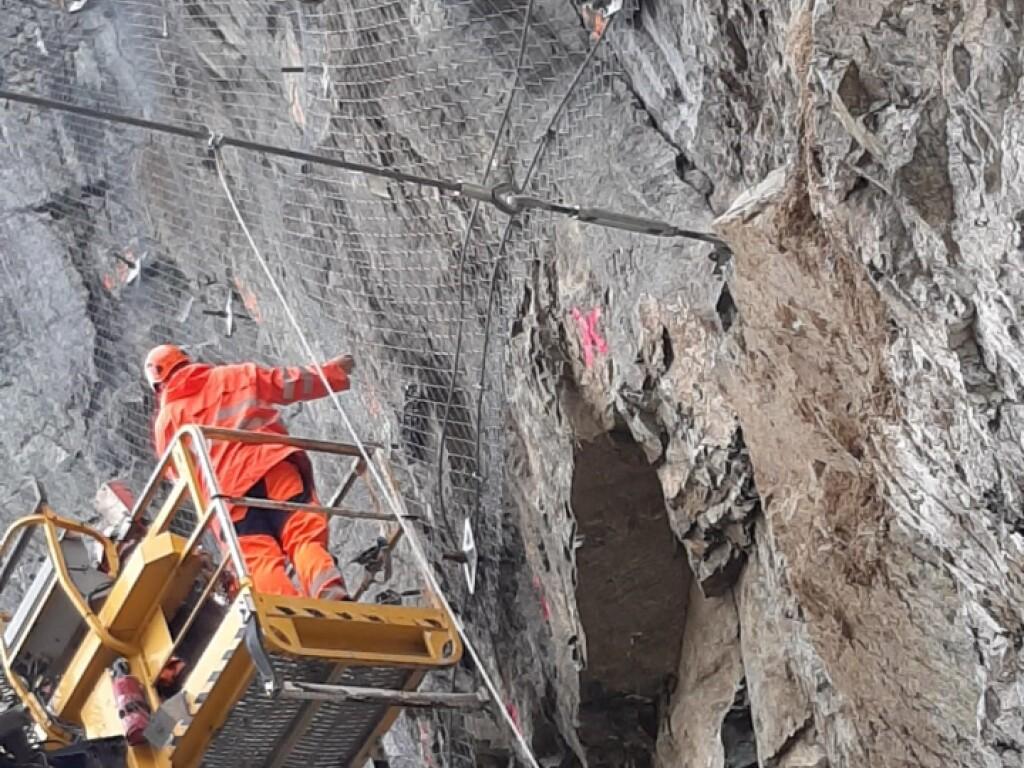 GR: a causa di una caduta sassi chiusa la ferrovia vicino a Zernez ...