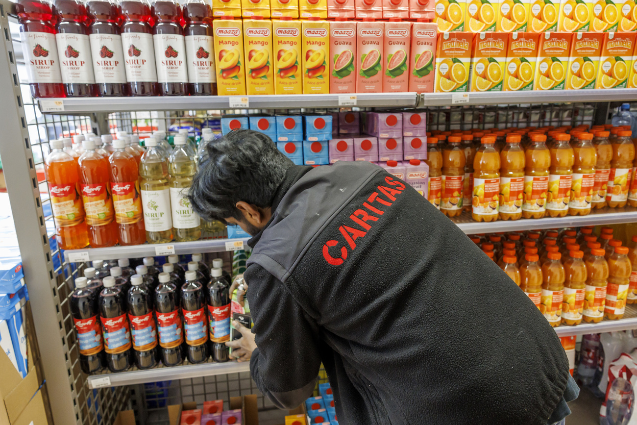 Charity Caritas sees surge of demand in its stores - SWI swissinfo.ch