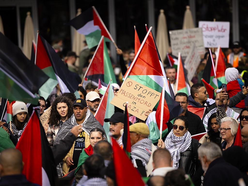 Gaza-Israele: in migliaia manifestano per Palestina libera - SWI ...