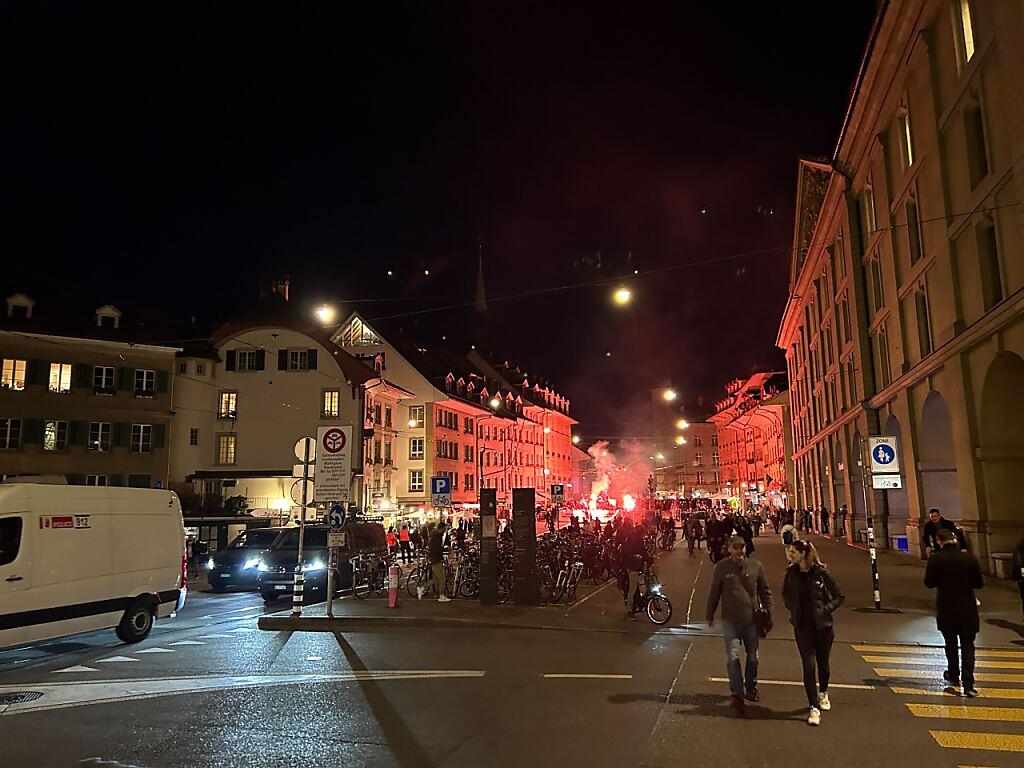 Sachbeschädigungen und Scharmützel an Antifa-Umzug durch Bern - SWI ...