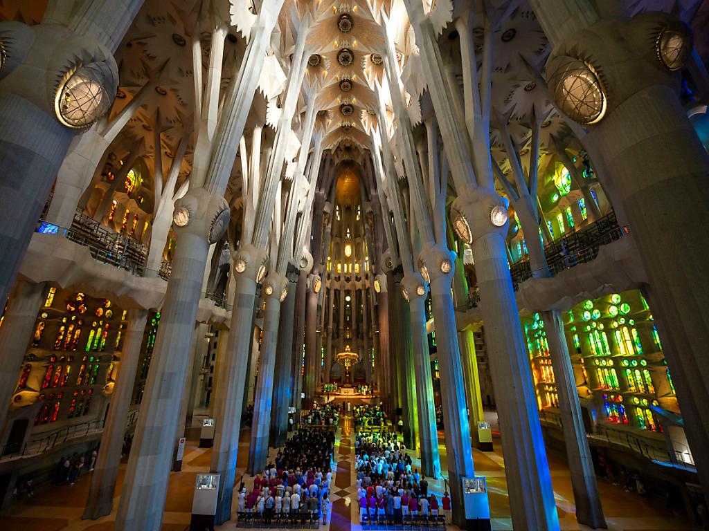 Neue Türme der Sagrada Família in Barcelona erstmals beleuchtet - SWI ...