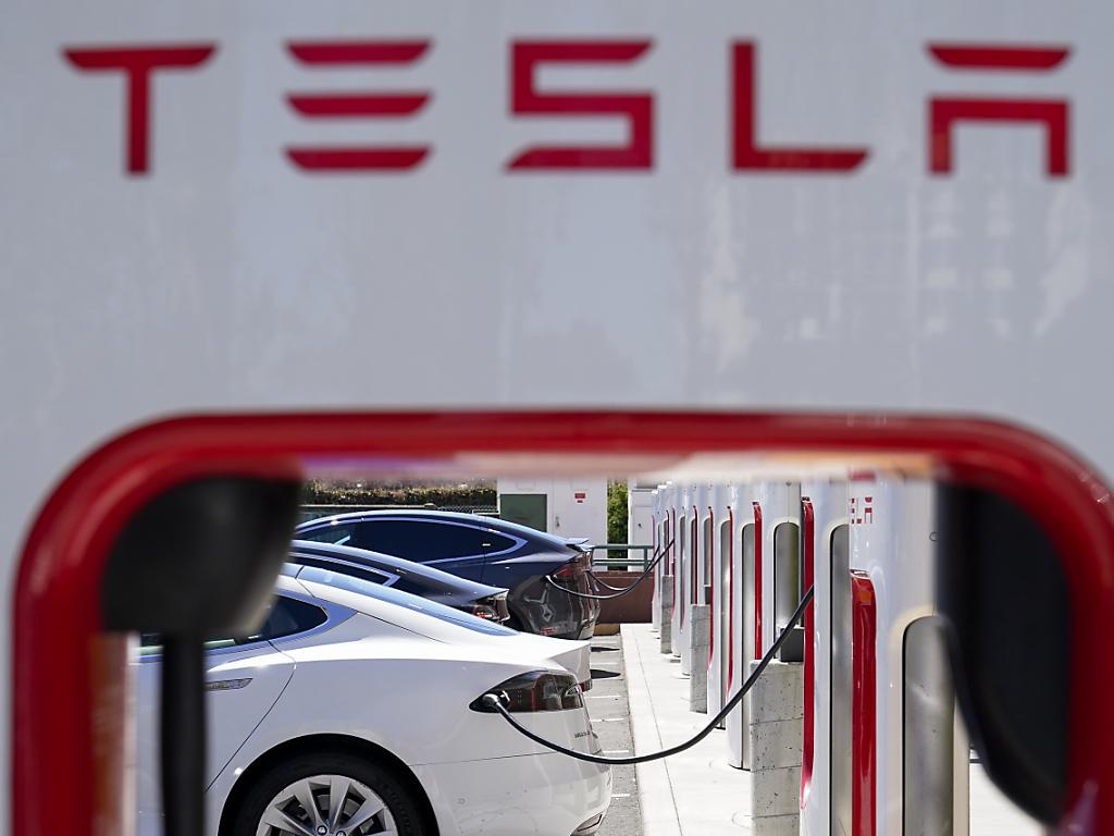 Tesla lance le projet de sa future usine de batteries à Shanghai - SWI ...